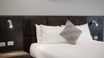 Quarto standard, 1 cama Queen | Roupas de cama premium, escrivaninha, cortinas blackout