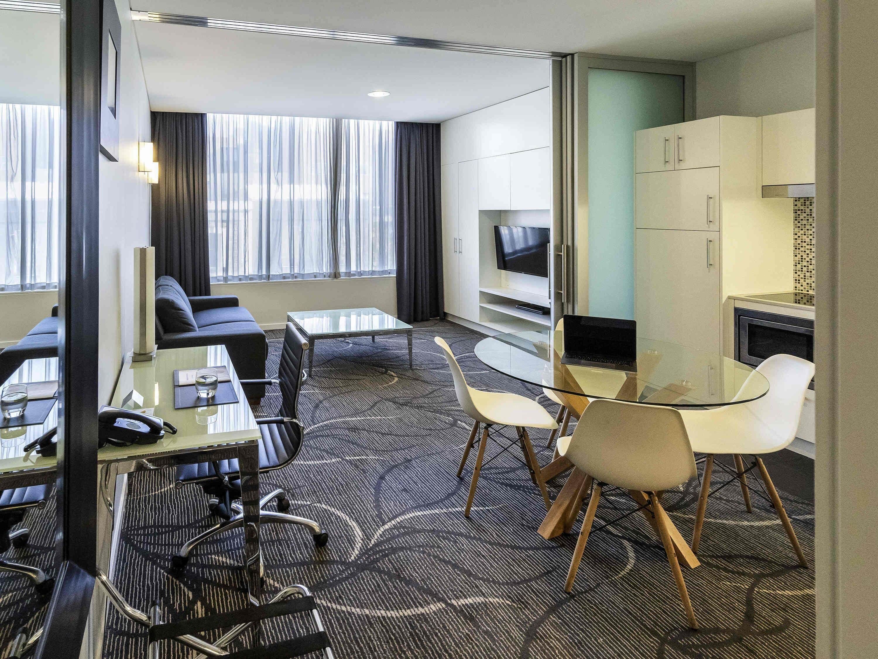 Roupas de cama premium, escrivaninha, cortinas blackout