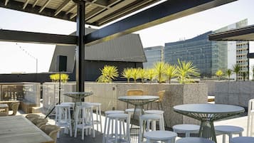 Piscina externa, funciona das 6h30 às 22h, espreguiçadeiras