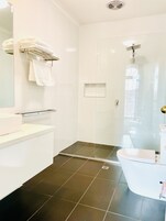 Quarto, 1 cama queen-size, não fumadores (upgrade) | Casa de banho | Um polibã, toalhas fornecidas, sabão, champô 