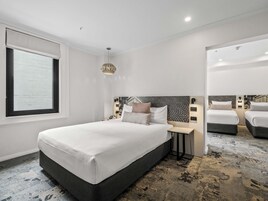 Minibar, secretária, ferro/tábua de engomar 