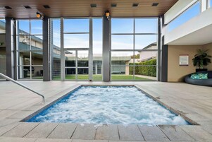 Piscina interna, funciona das 7h às 21h30, espreguiçadeiras