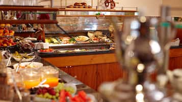 Café da manhã com buffet grátis todos os dias