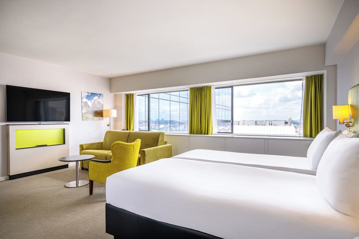 Frigobar, cofres nos quartos, escrivaninha, cortinas blackout