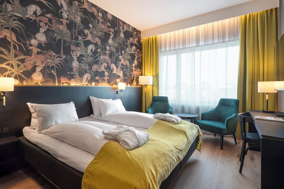 Quarto superior, para não fumantes | Roupas de cama premium, frigobar, escrivaninha, cortinas blackout