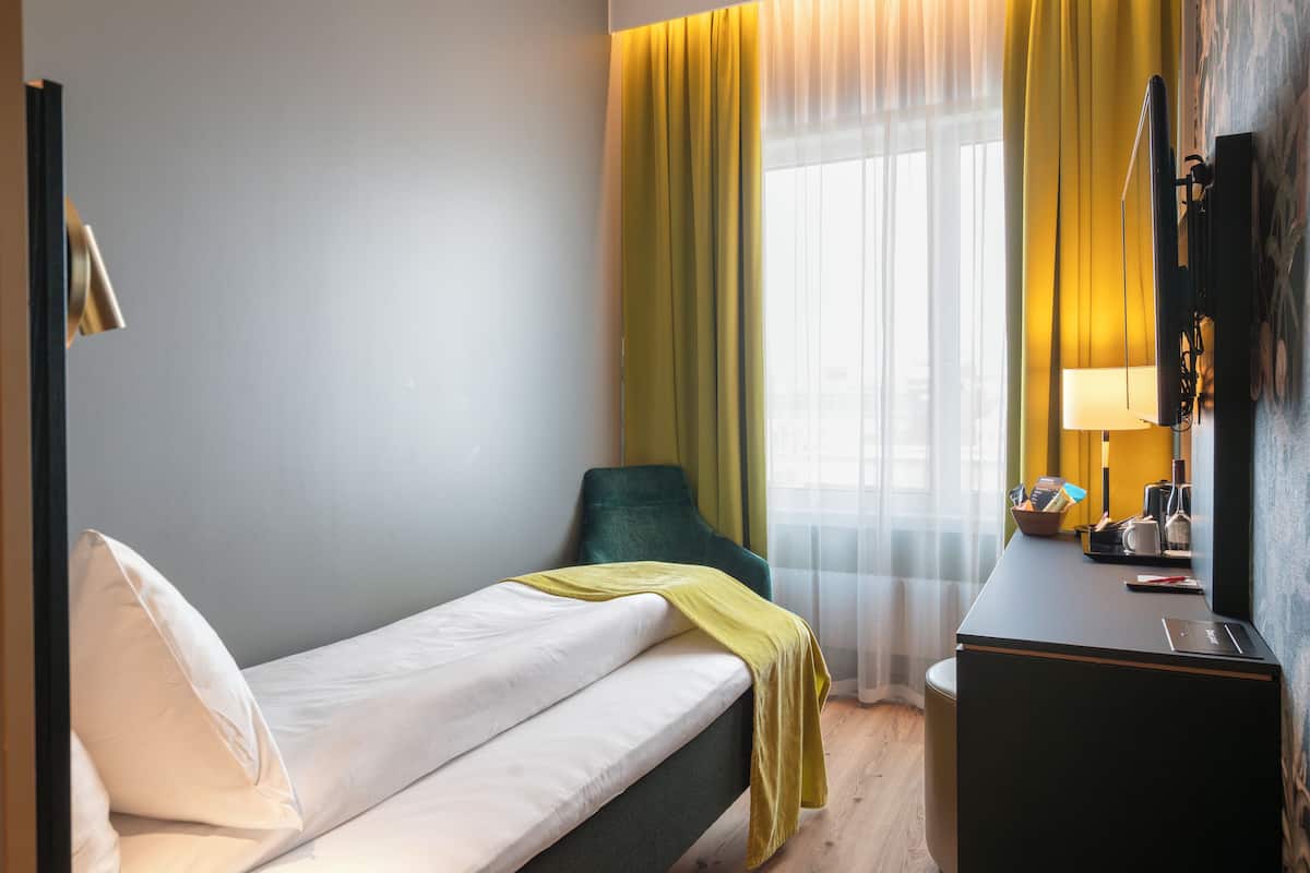 Quarto solteiro standard, para não fumantes | Roupas de cama premium, frigobar, escrivaninha, cortinas blackout