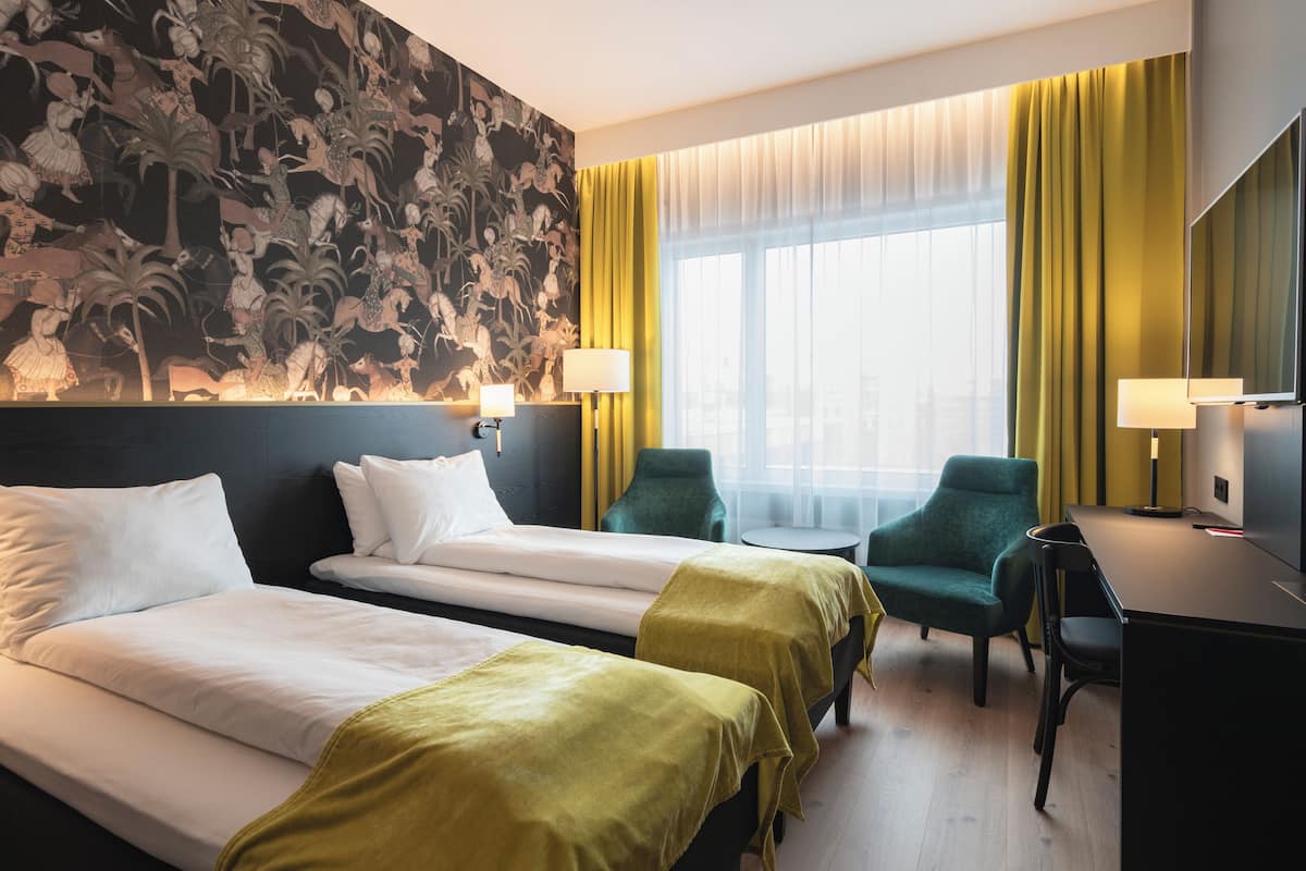 Quarto duplo standard, para não fumantes | Roupas de cama premium, frigobar, escrivaninha, cortinas blackout