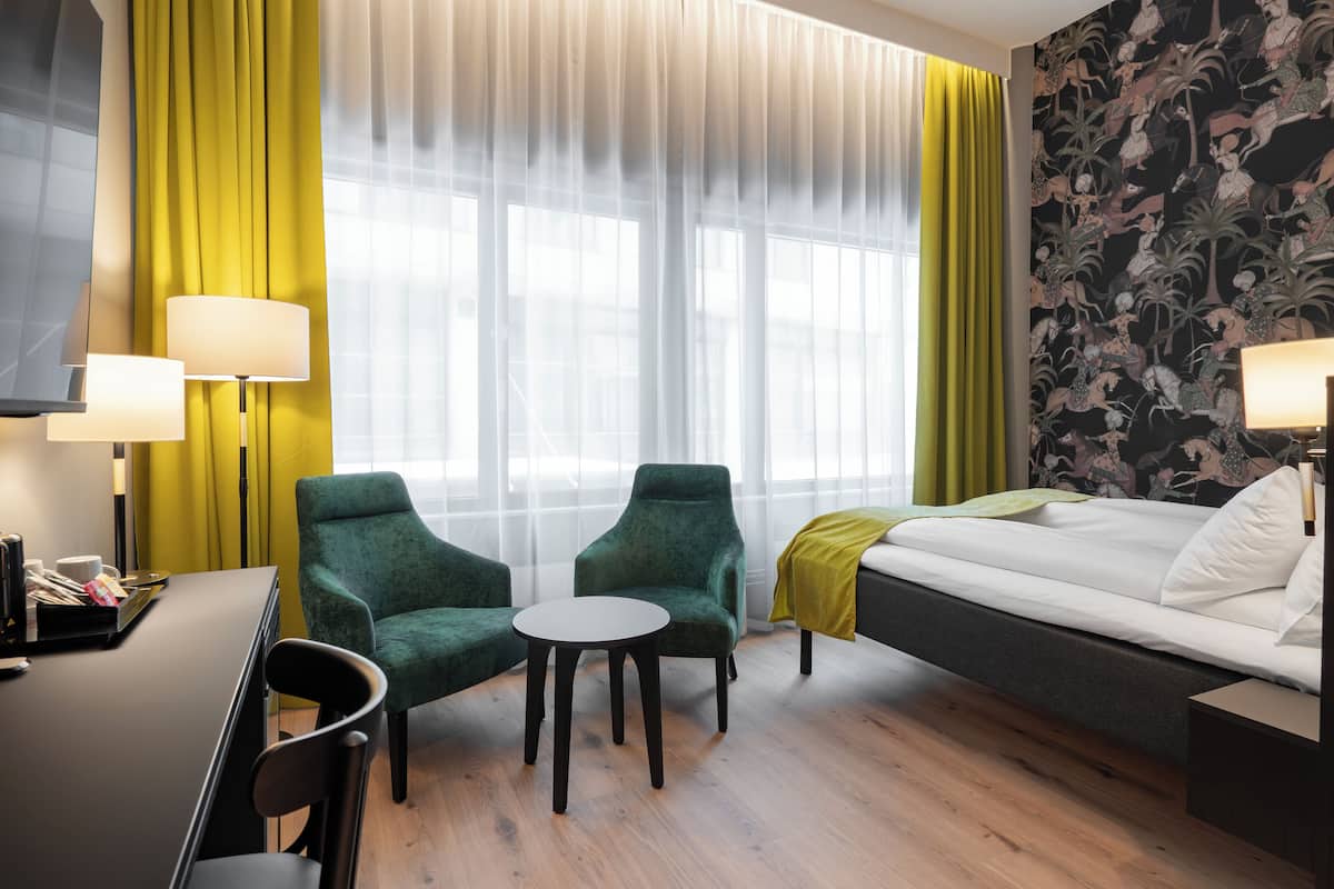 Quarto, acessível | Roupas de cama premium, frigobar, escrivaninha, cortinas blackout