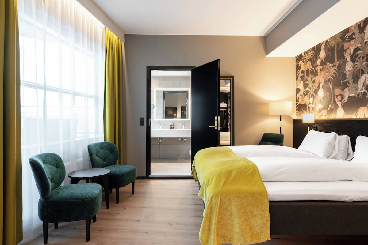 Quarto empresarial, para não fumantes | Roupas de cama premium, frigobar, escrivaninha, cortinas blackout