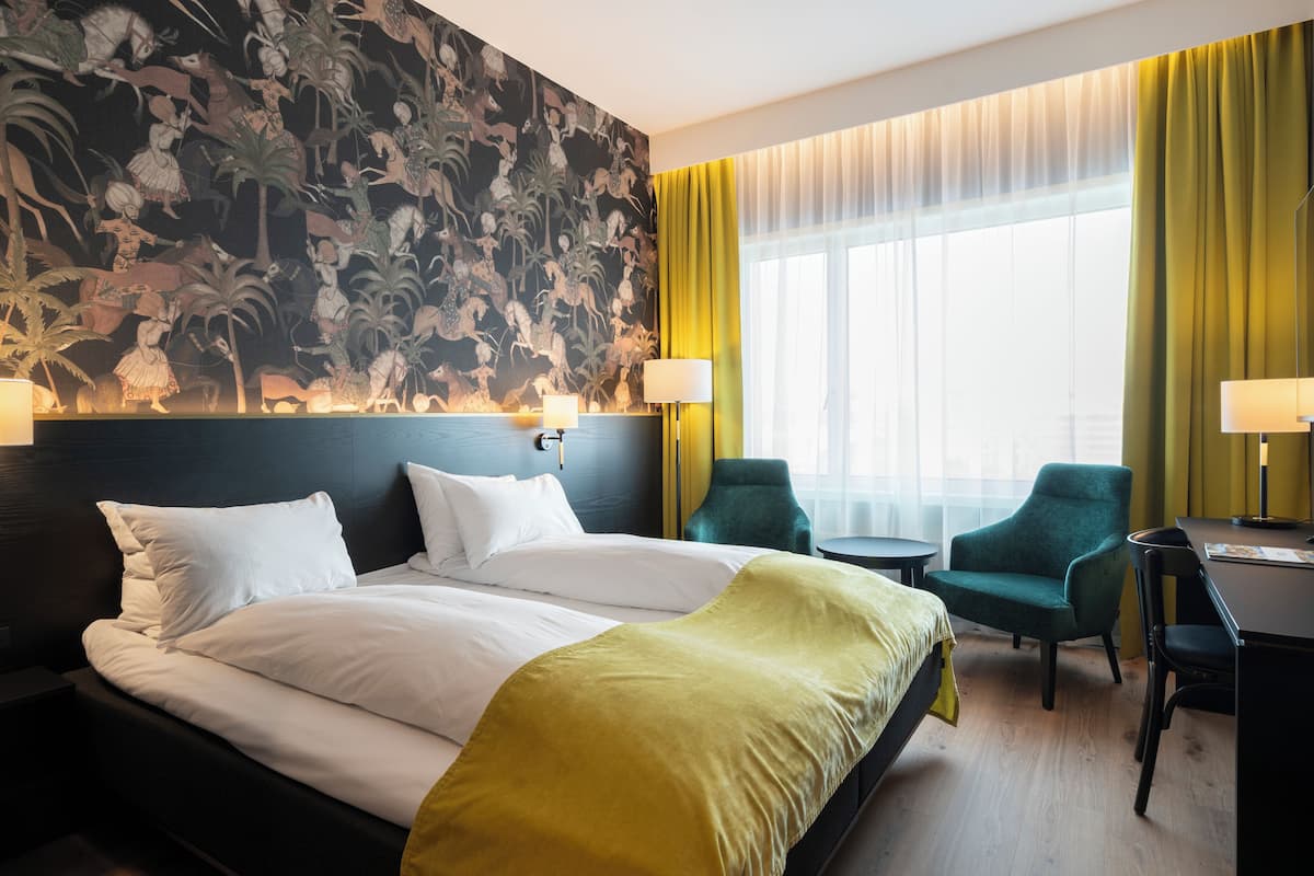 Quarto casal standard, para não fumantes | Roupas de cama premium, frigobar, escrivaninha, cortinas blackout