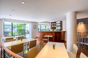 Pequeno-almoço tipo buffet nos dias úteis (18 EUR por pessoa) 