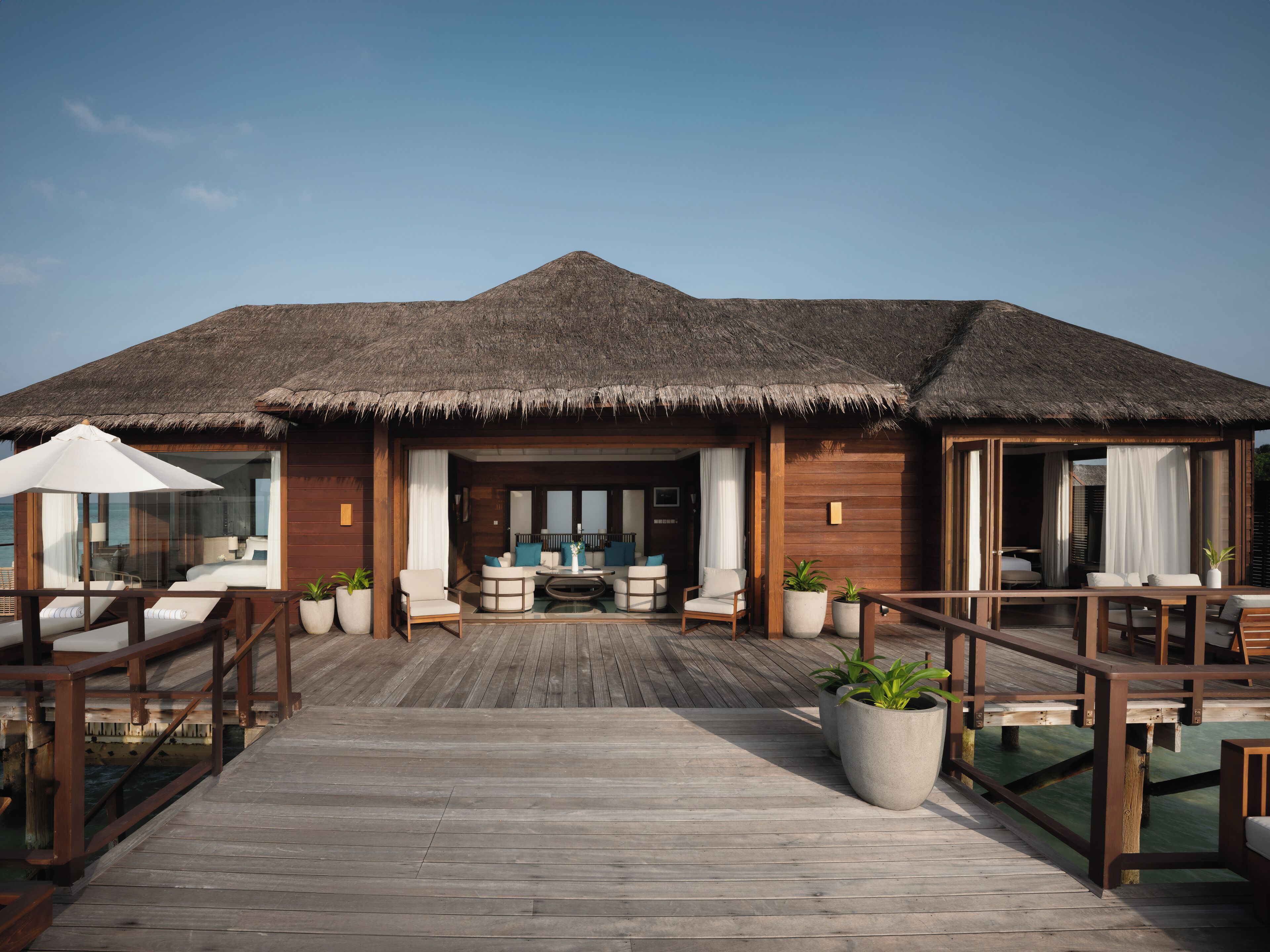 Quarto, 2 camas de casal, banheira de hidromassagem (Rangali Ocean Pavilion) | Terraço/pátio