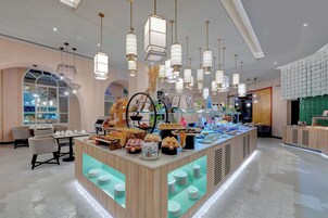 Pequeno-almoço tipo buffet diário mediante uma taxa 