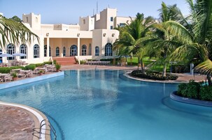 Piscina externa, funciona das 8h às 20h, guarda-sóis, espreguiçadeiras