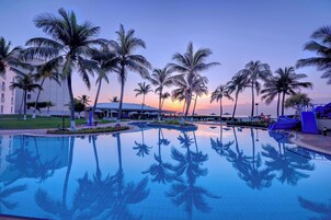 Piscina externa, funciona das 8h às 20h, guarda-sóis, espreguiçadeiras