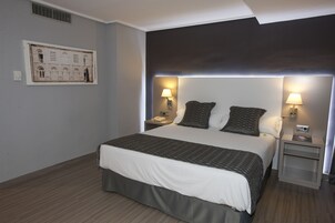 Minibar, cofre no quarto, secretária, Wi-fi grátis 