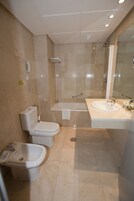 Casa de banho | Uma banheira, um secador de cabelo, um bidé, toalhas fornecidas 