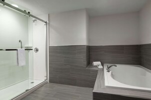 Quarto, 1 cama king-size, não fumadores | Casa de banho | Artigos de higiene pessoal grátis, um secador de cabelo