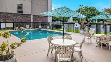 Piscina exterior, guarda-sóis, espreguiçadeiras