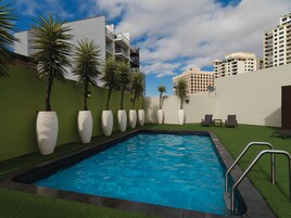 Piscina exterior, da(s) 6:00 à(s) 22:00, guarda-sóis, espreguiçadeiras