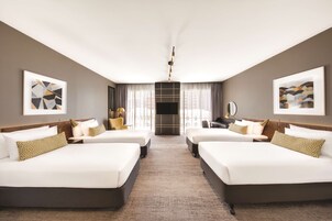 Quarto Quádruplo Executivo | Minibar, cofre no quarto, secretária