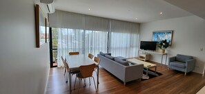 Apartamento Deluxe, 2 quartos | Sala de estar | Smart TV 