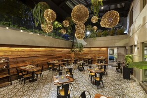 Pequenos-almoços, almoços, jantares servidos, cozinha internacional 