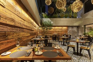 Pequenos-almoços, almoços, jantares servidos, cozinha internacional 