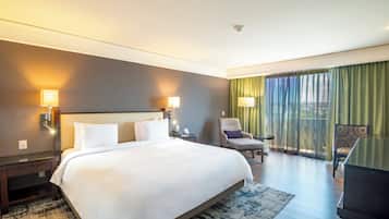 Quarto luxo, 1 cama King | Roupas de cama premium, cofres nos quartos, escrivaninha