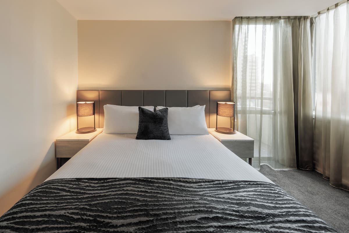 Roupas de cama premium, escrivaninha, cortinas blackout