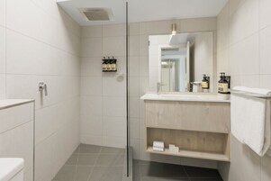 Quarto superior | Banheiro | Produtos de toalete grátis, secador de cabelo, toalhas de banho 