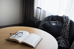 Cofres nos quartos, ferros/tábuas de passar roupa, berços grátis