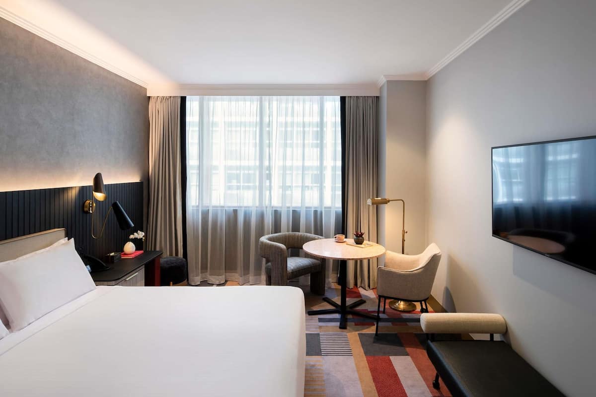 Frigobar, cofres nos quartos, escrivaninha