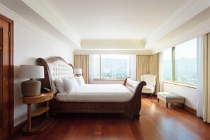 Roupa hipoalergénica, minibar, cofre com capacidade para portátil 