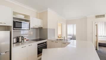 Apartamento, 2 quartos | Cozinha privada | Minifrigorífico, um micro-ondas, uma placa de cozinha