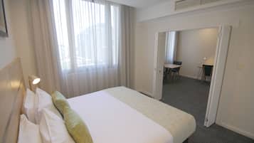 1 quarto, cofres nos quartos, escrivaninha