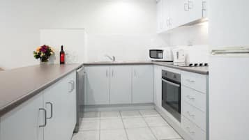 Geladeira grande, micro-ondas, fogão, cooktop
