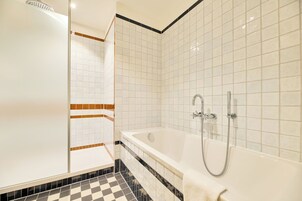 Produtos de higiene exclusivos, um secador de cabelo, roupões, chinelos