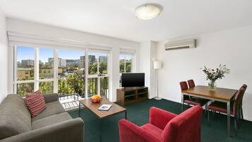 Apartamento, 2 quartos | Casa de banho | Uma combinação polibã/banheira, artigos de higiene pessoal grátis