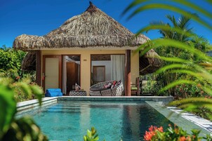 Quarto, 1 cama King e sofá-cama (Plantation Bure with Private Pool) | Roupas de cama antialérgicas, frigobar, cofres nos quartos, escrivaninha