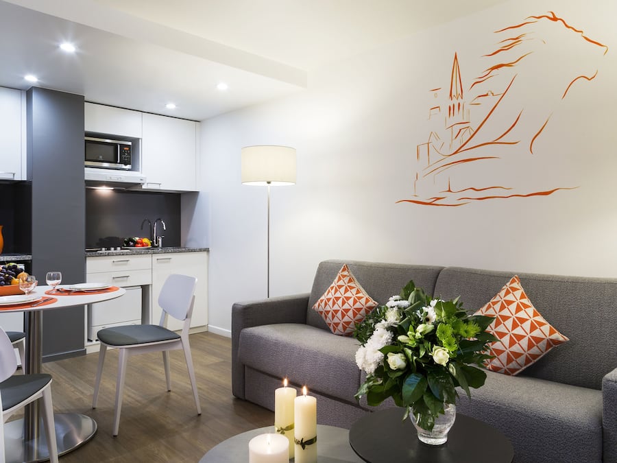 Apartamento, 1 quarto (without Air Conditioning) | Sala de estar | TV de ecrã plano