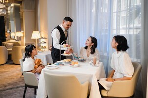 2 restaurantes: servem pequenos-almoços e jantares
