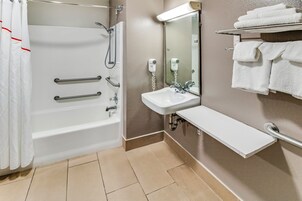 Quarto Standard, 1 cama king-size, acessível, não fumadores | Casa de banho | Uma combinação polibã/banheira, um secador de cabelo 