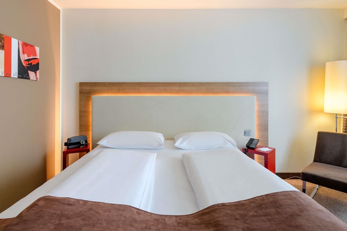 Quarto Superior, 1 cama king-size | Cofre com capacidade para portátil, secretária