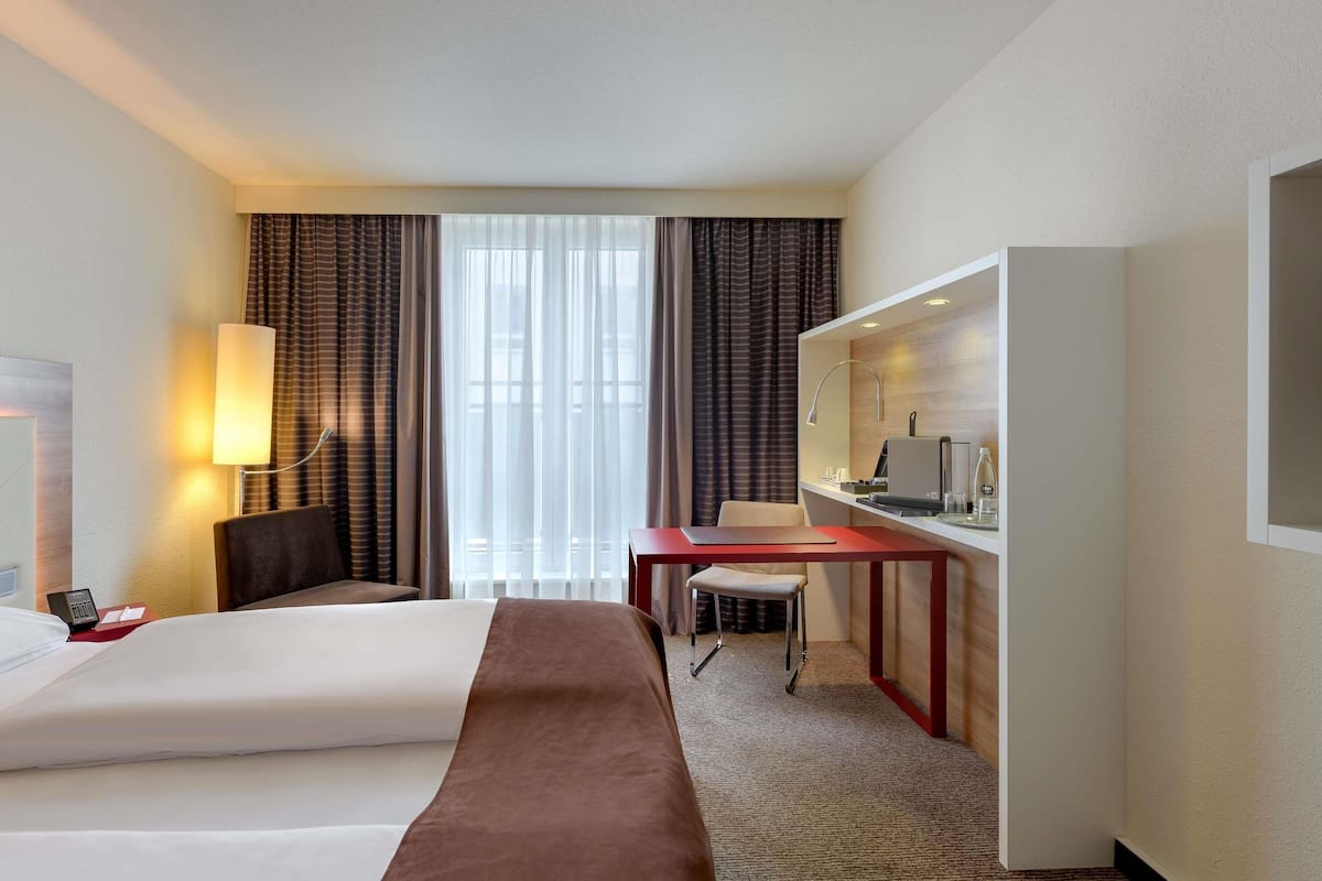 Quarto superior, 1 cama King | Cofres nos quartos, escrivaninha, espaço de trabalho para notebook