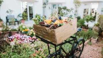Um carrinho de madeira com diversas plantas e frutas.