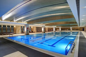 Piscina interior, toldos gratuitos