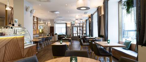 Pequeno-almoço tipo buffet diário (21 EUR por pessoa)