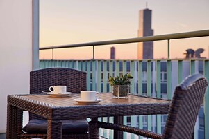 Quarto luxo, 1 cama Queen, sacada | Roupas de cama antialérgicas, camas com colchões pillow-top