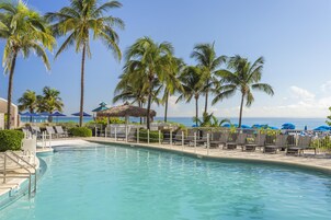 Piscina exterior, guarda-sóis, espreguiçadeiras 